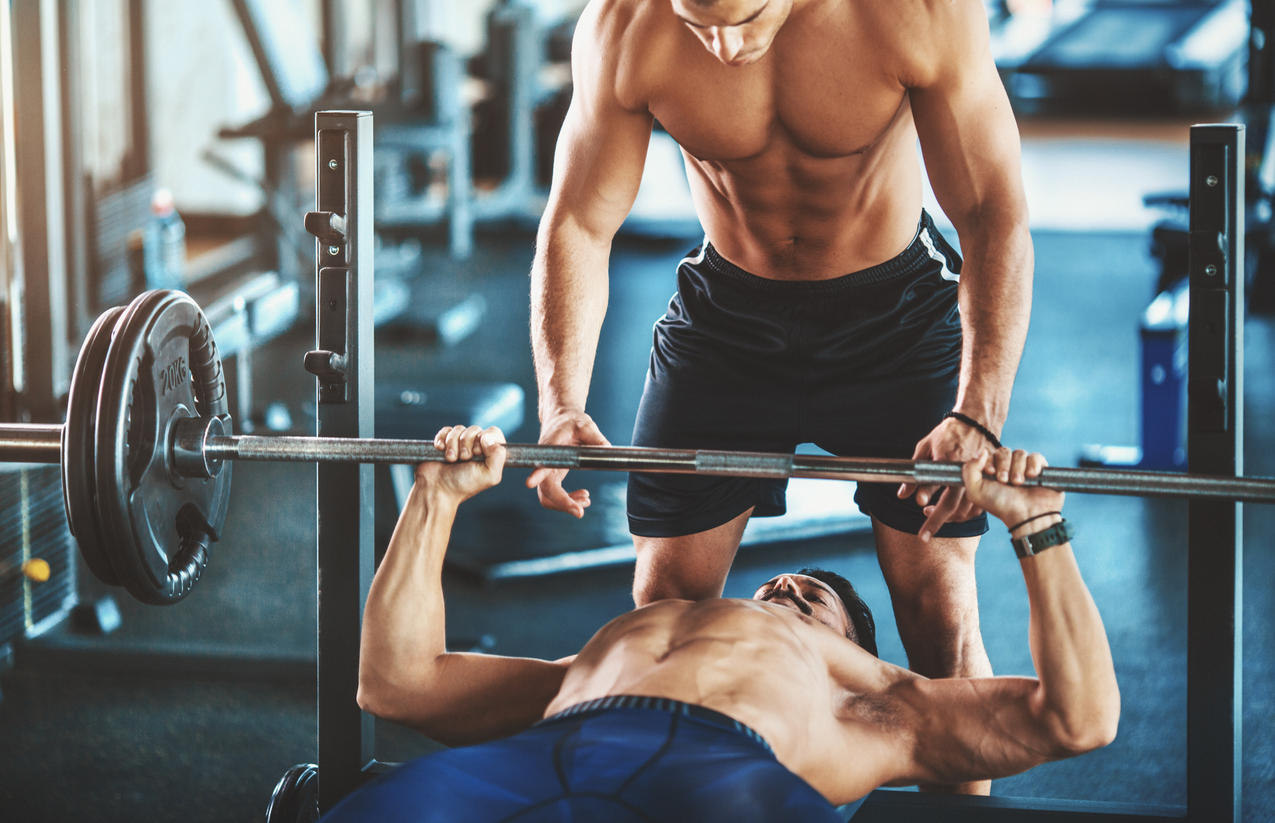 É assim que vai levantar mais no supino - Men's Health